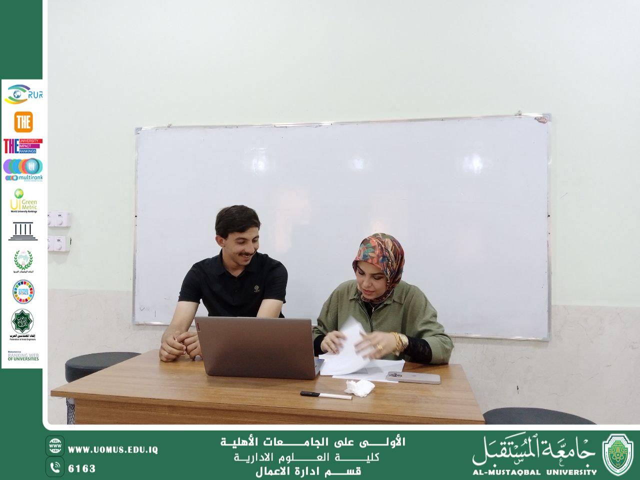 عميد كلية العلوم الإدارية يتفقد الامتحان العملي النهائي لمادة تطبيقات ...